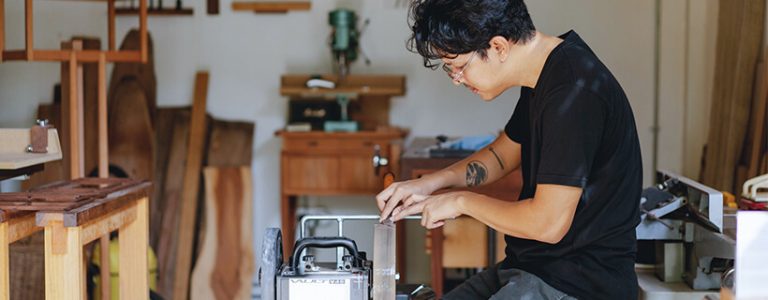 What does a carpenter do in Australia?